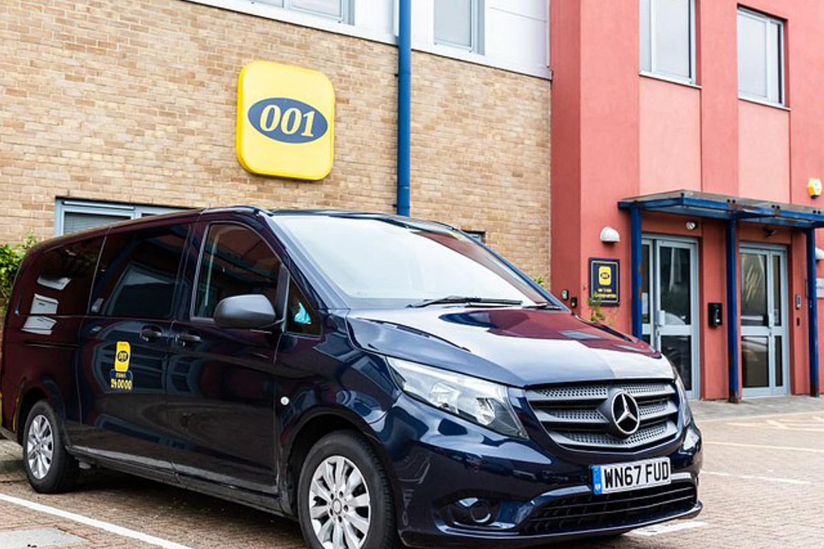 8-Seater Minibus Hire - Oxfordshire 001 Taxis